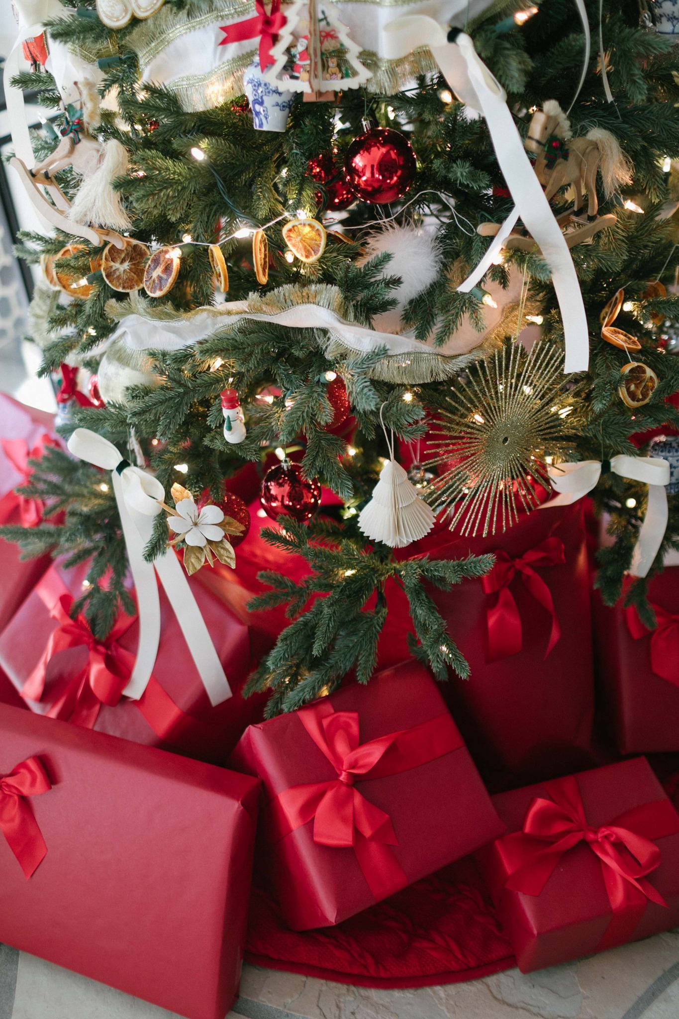 Red Christmas Gift Wrapping - Diana Elizabeth